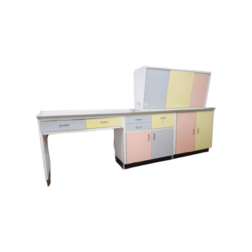 Bekijk Vintage Pastel Formica Keuken op Reliving