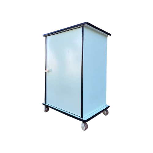 Bekijk Vintage Pastelgroene Formica Kast Op Wieltjes op Reliving