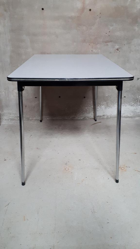 Bekijk Grote Vintage Tafel Formica Tafel Uit De Jaren 60 op Reliving 🤩