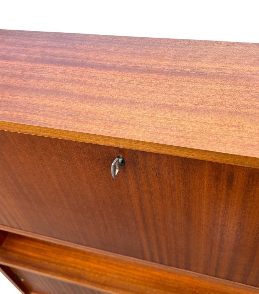 Bekijk Vintage Wandmeubel Wandkast Jaren 60 Teak Fineer op Reliving