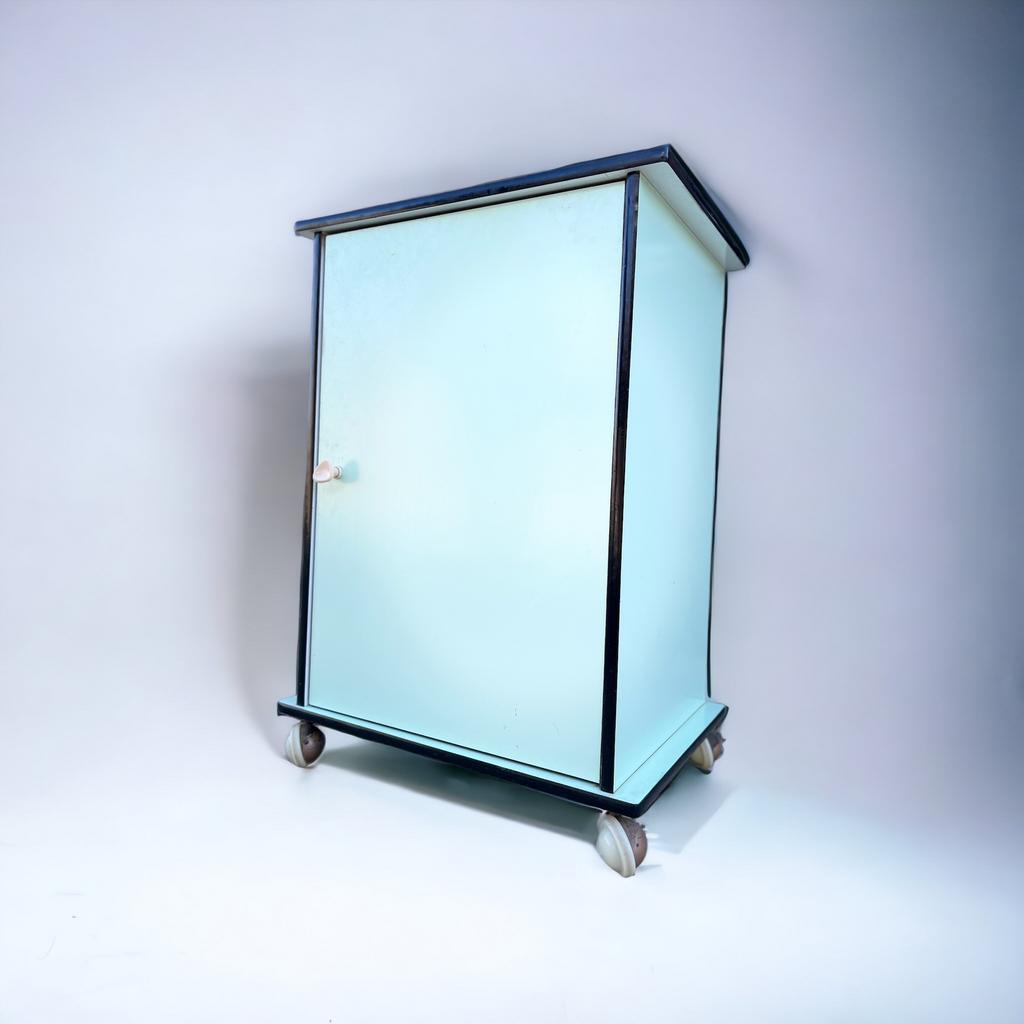 Bekijk Vintage Pastelgroene Formica Kast Op Wieltjes op Reliving 🤩