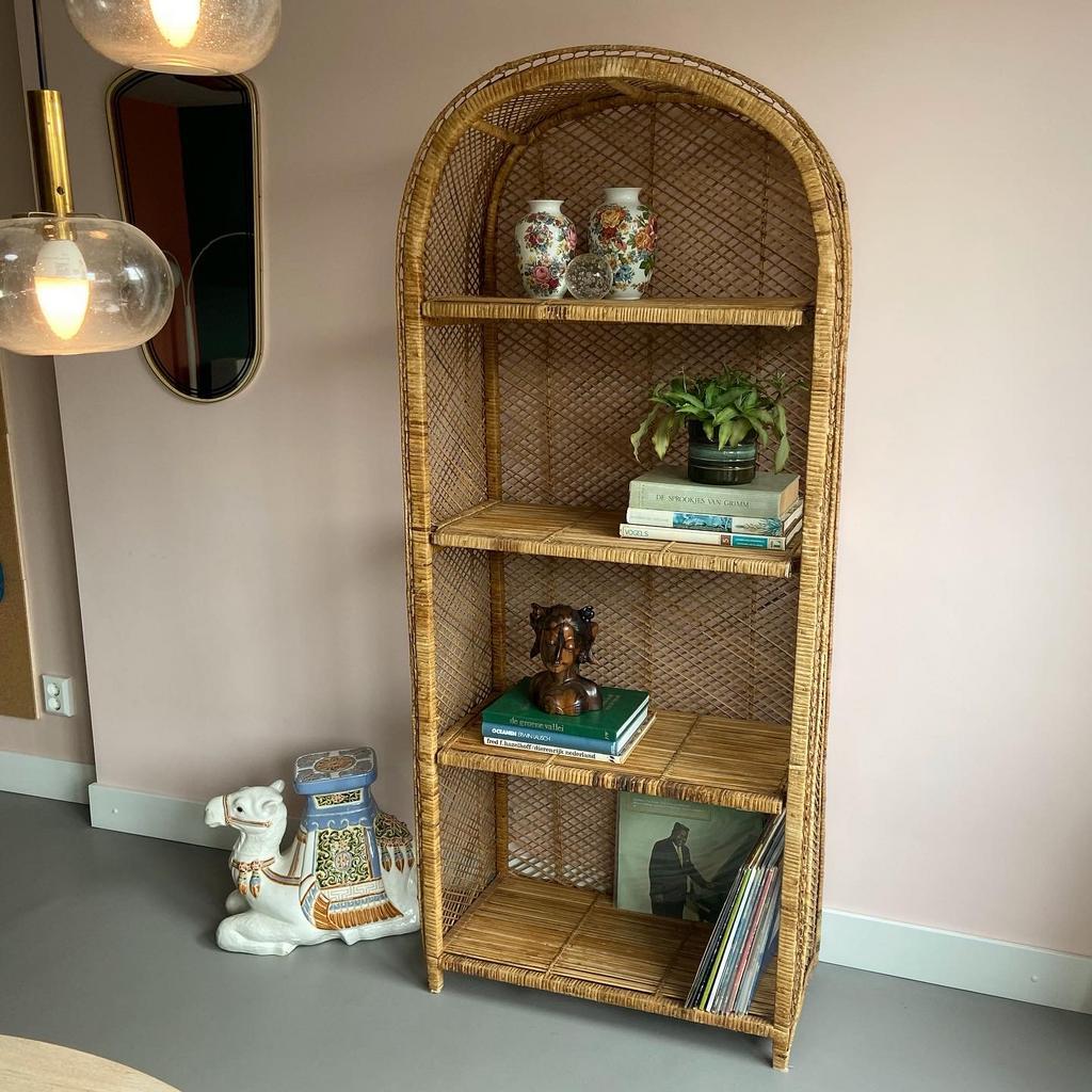 Bekijk Vintage Rotan Boogkast Kast Boekenkast Boho op Reliving