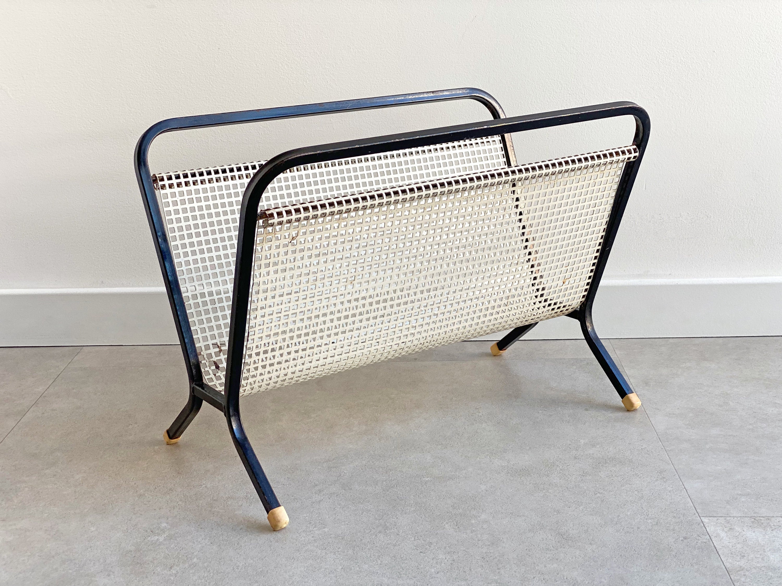 Bekijk Vintage Geperforeerd Metalen Tijdschriftenrek / Krantenmand ...