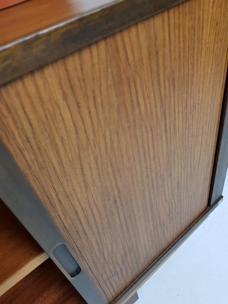 Bekijk Vintage Deens Dressoir Rol Deurtjes Teak Fineer op Reliving