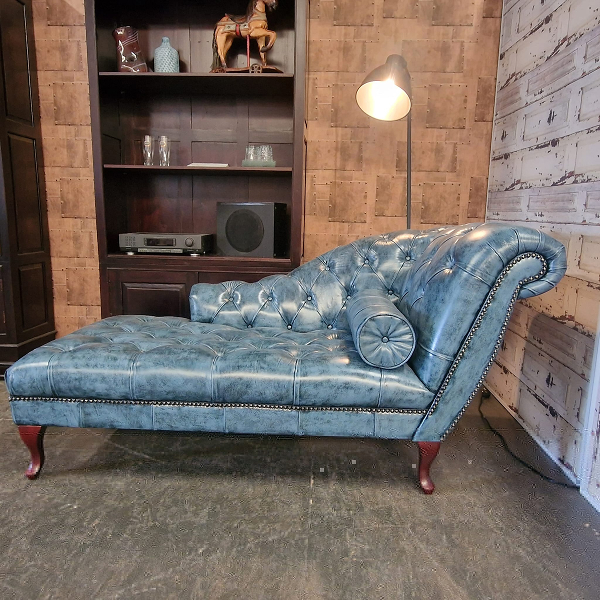 Chesterfield Daybed Leather Blue bij Reliving