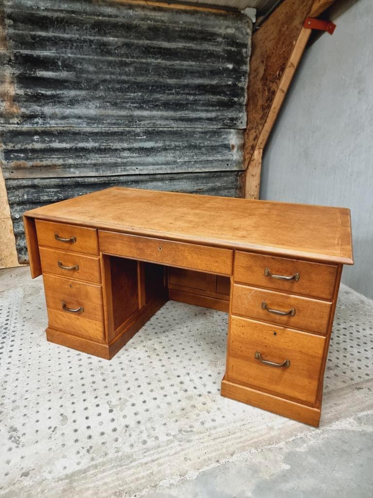 Bekijk Vintage Bureau Eikenhout 80 X 150 Cm op Reliving