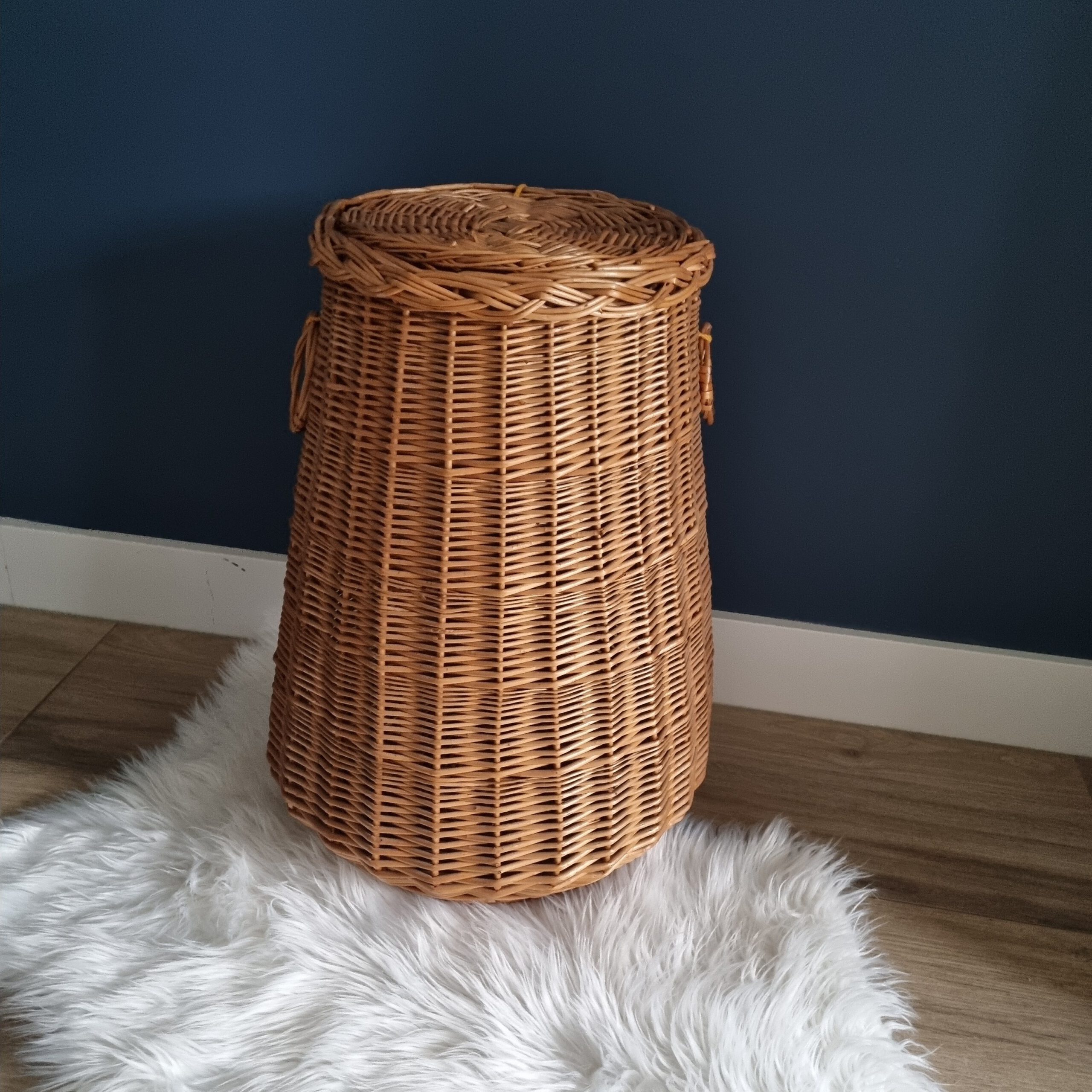 Bekijk Vintage Rotan Mand Met Deksel Xl op Reliving