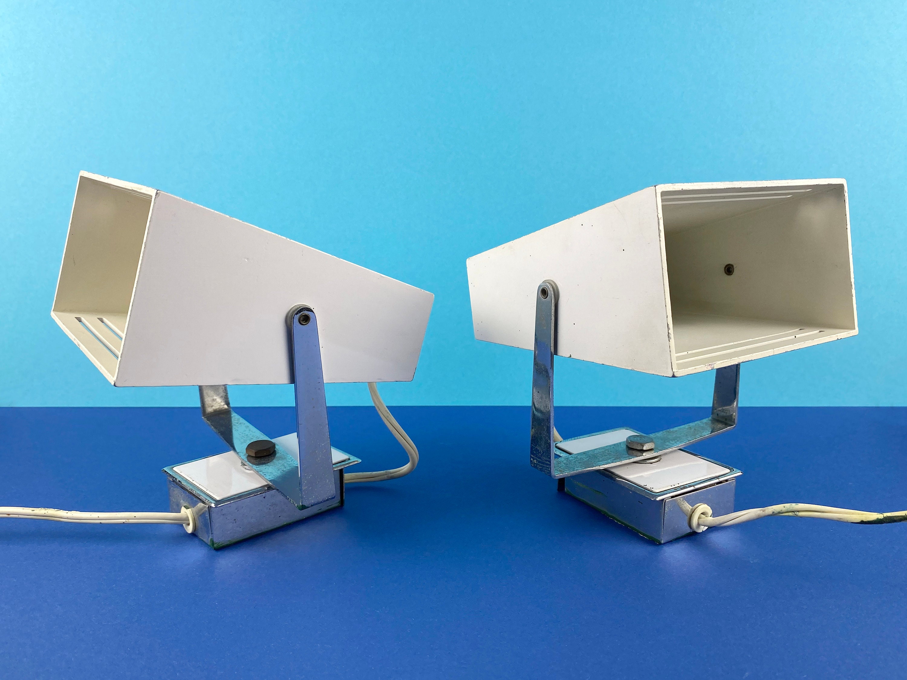 Bekijk Reeks Van 2 Uitstekende Witte Metaal Muur Schansen, Medio Eeuw ...