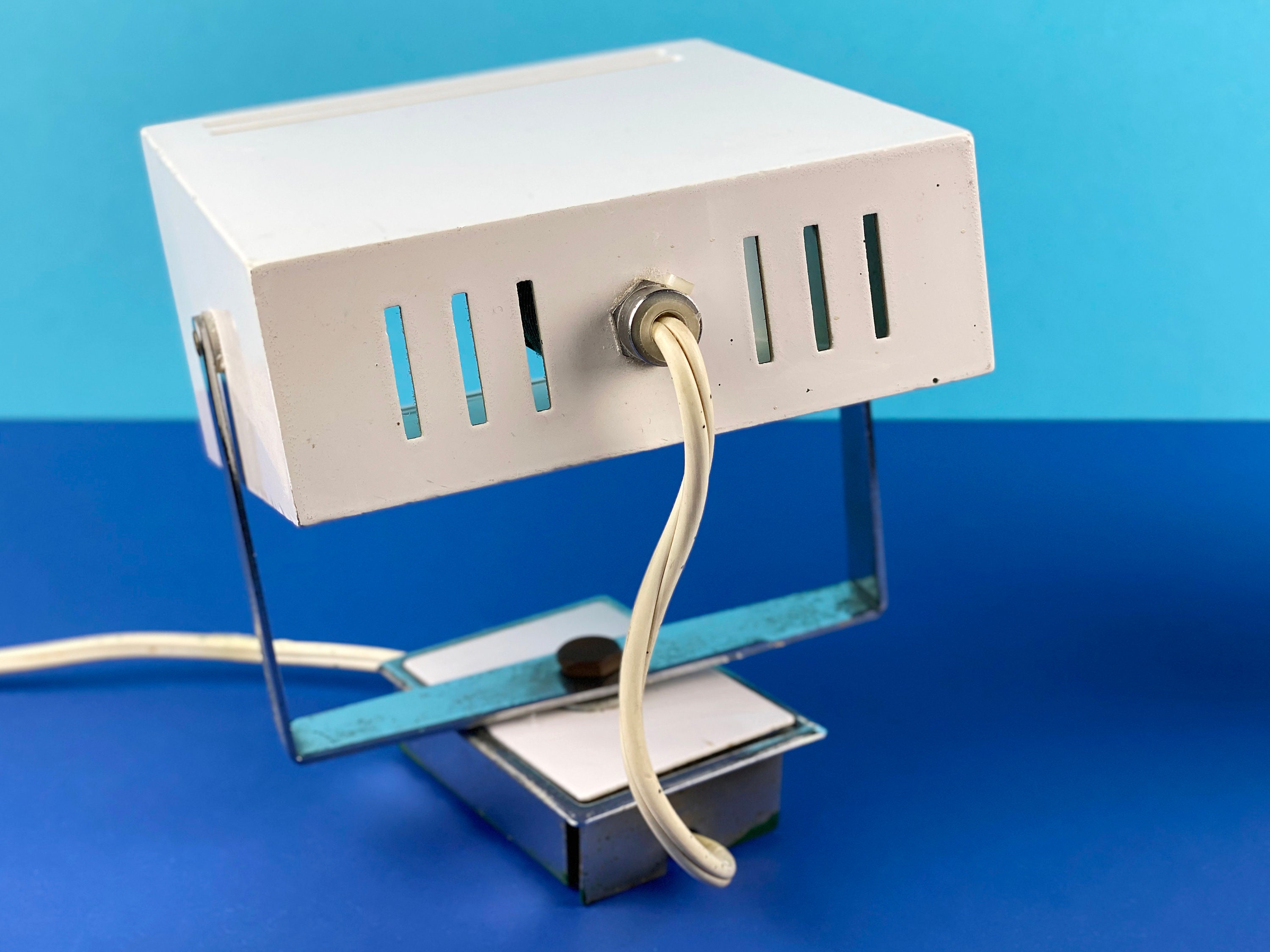 Bekijk Reeks Van 2 Uitstekende Witte Metaal Muur Schansen, Medio Eeuw ...