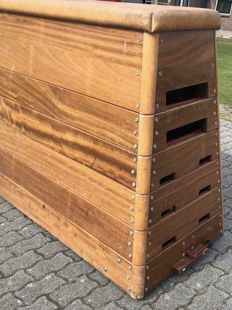 Bekijk Vintage Turnkast | Turnbank | Spring Bok Turnen Bankje op Reliving 🤩