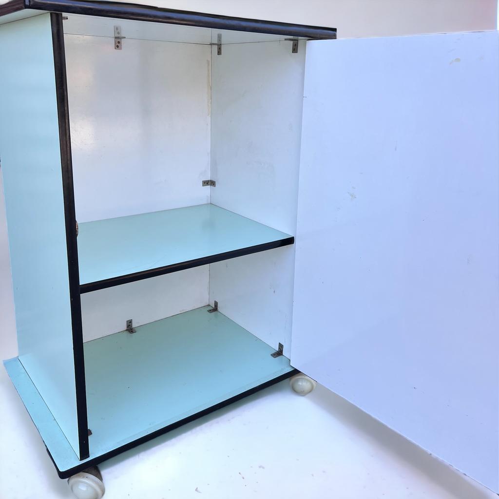 Bekijk Vintage Pastelgroene Formica Kast Op Wieltjes op Reliving 🤩