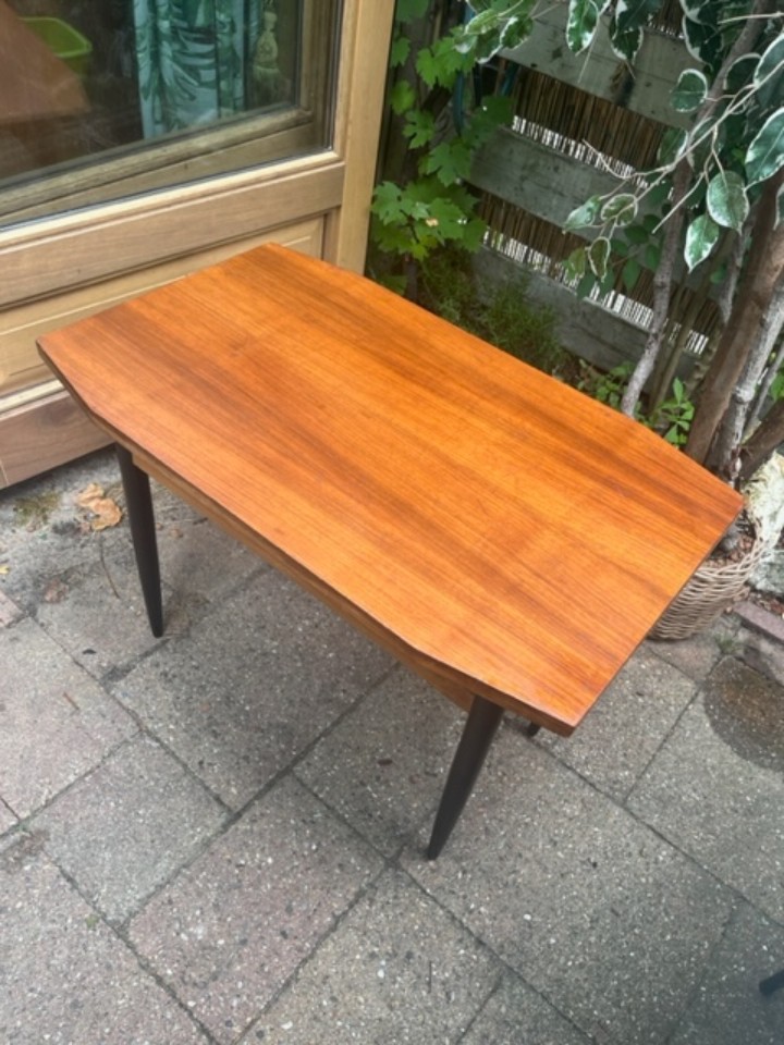 Bekijk Mid Century Scandinavian Side Table In Teak Veneer op Reliving 🤩