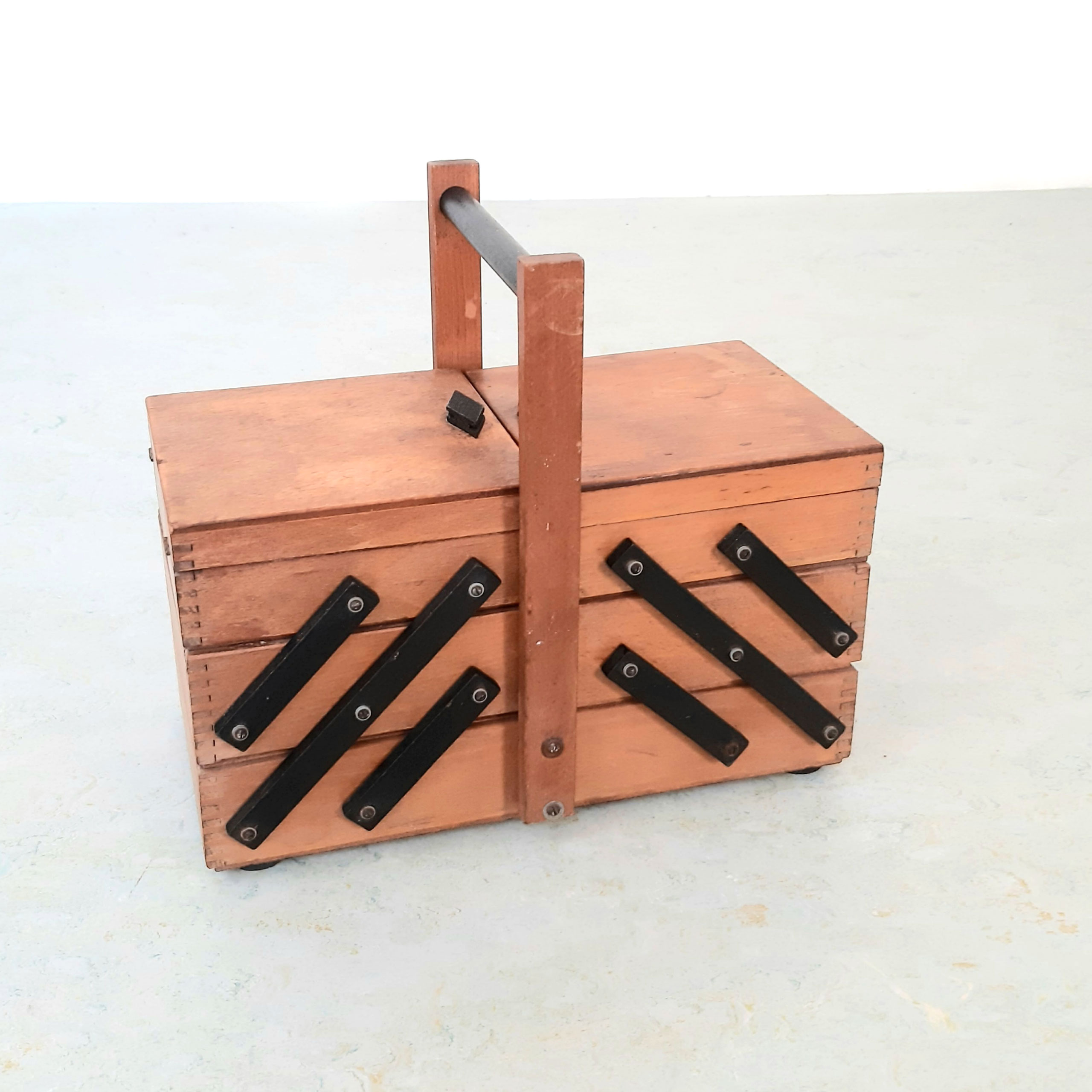 Bekijk Qn34 – Naaimandje – Jaren 30-40 op Reliving 🤩