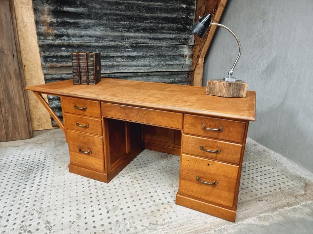 Bekijk Vintage Bureau Eikenhout 80 X 150 Cm op Reliving