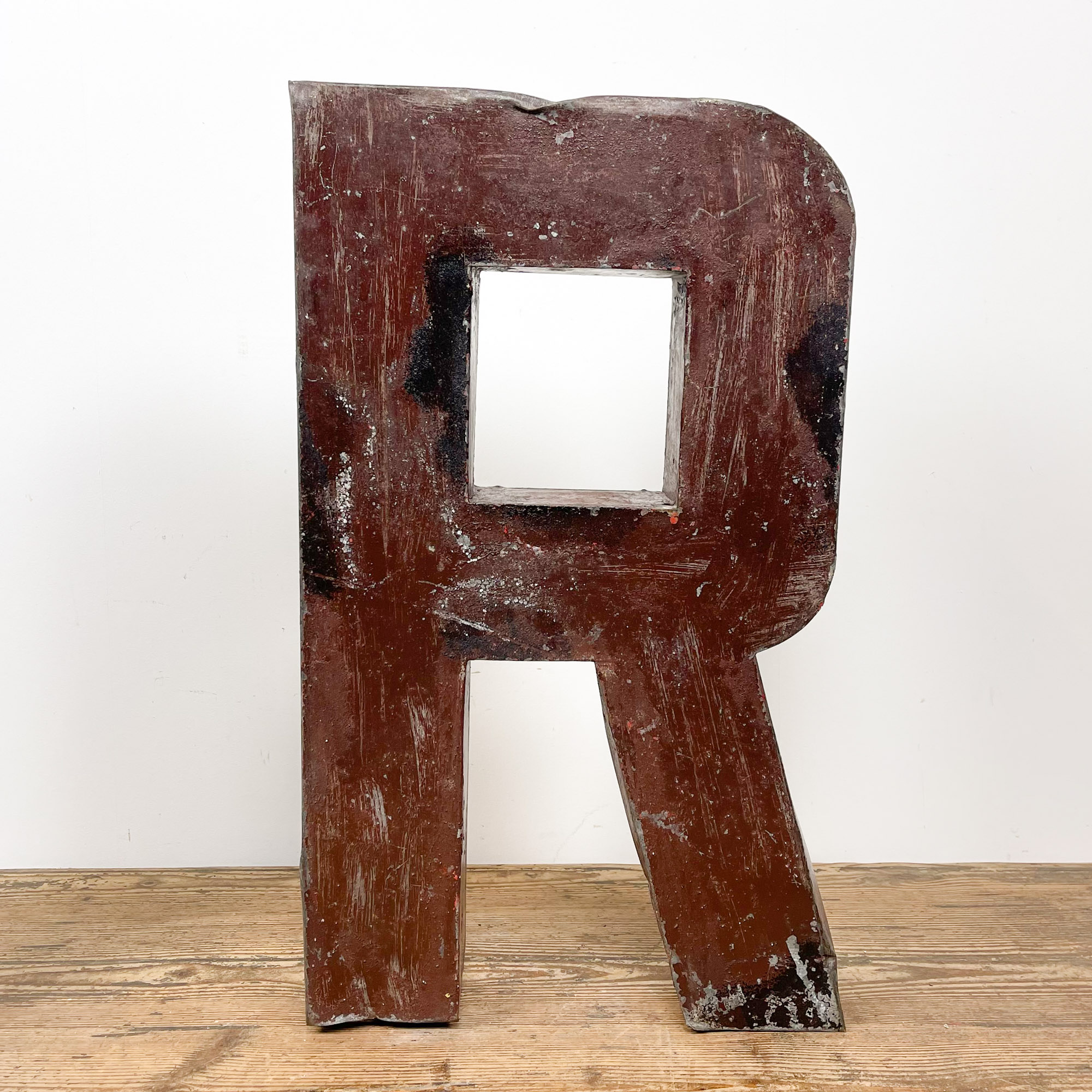 Bekijk Grote Industrieel Metalen Letter R op Reliving 🤩