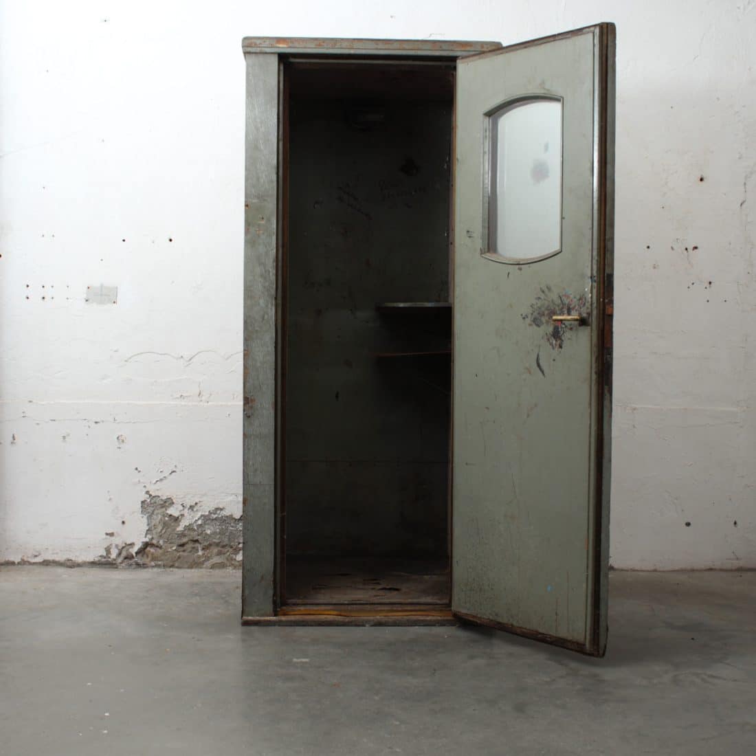 Bekijk Oude Telefooncel Uit Oost-Duitsland op Reliving