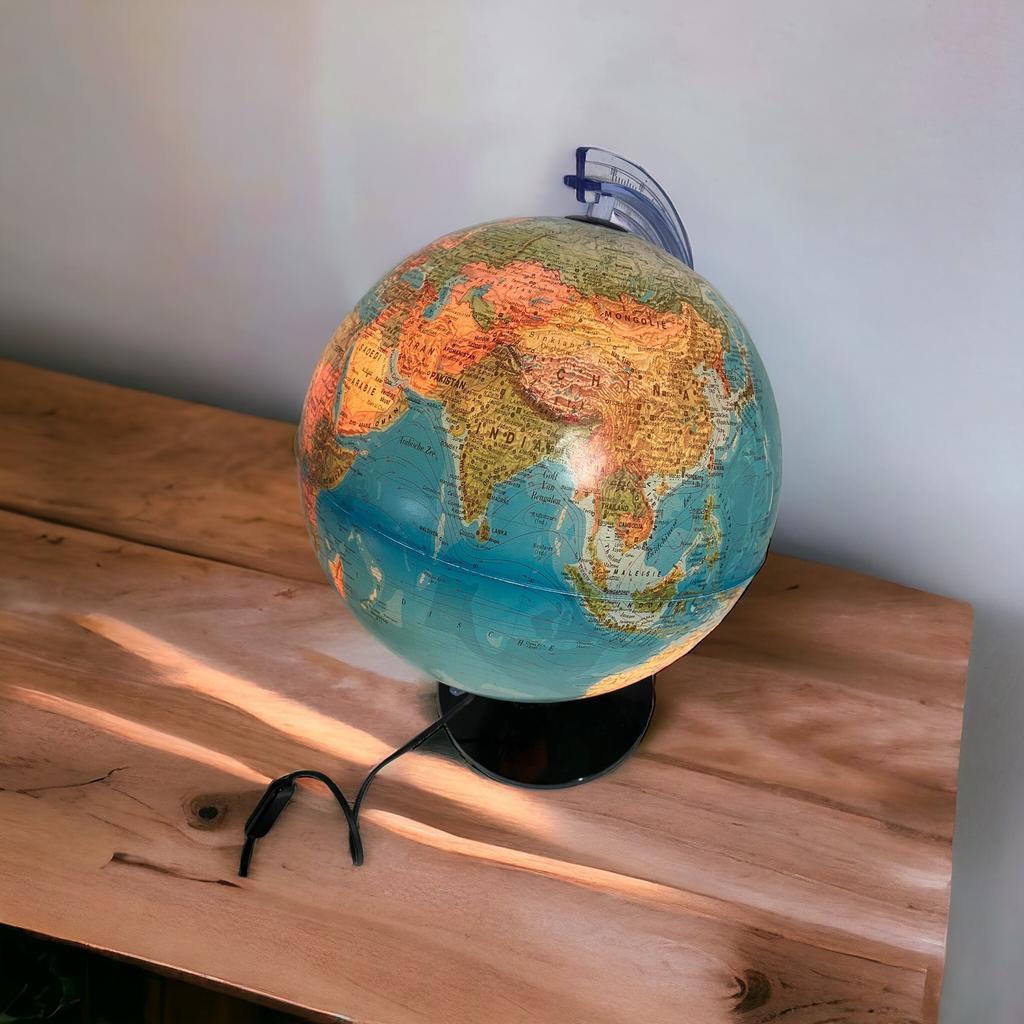 Bekijk Vintage Aardbol Met Verlichting / Globe op Reliving 🤩