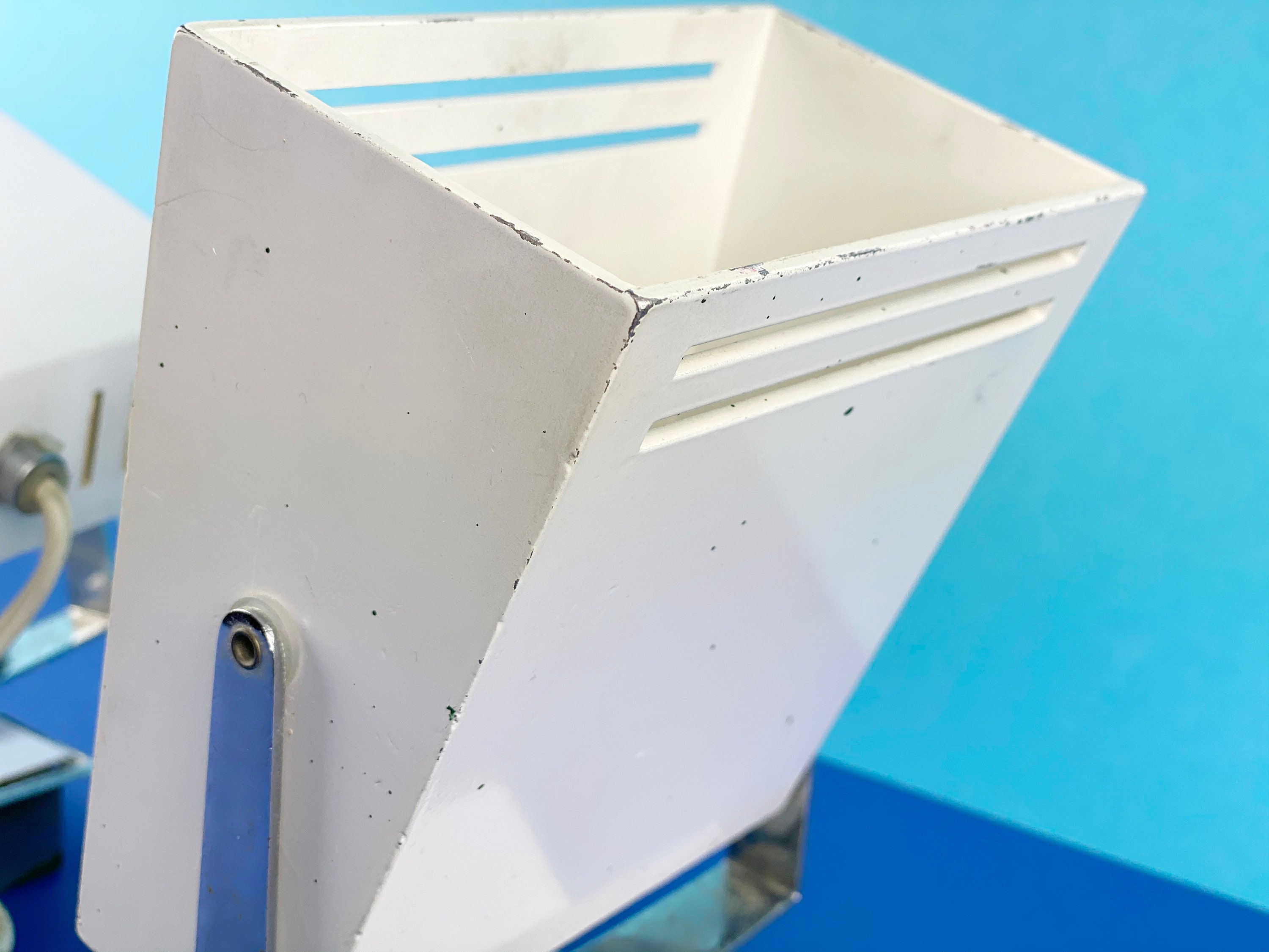 Bekijk Reeks Van 2 Uitstekende Witte Metaal Muur Schansen, Medio Eeuw ...