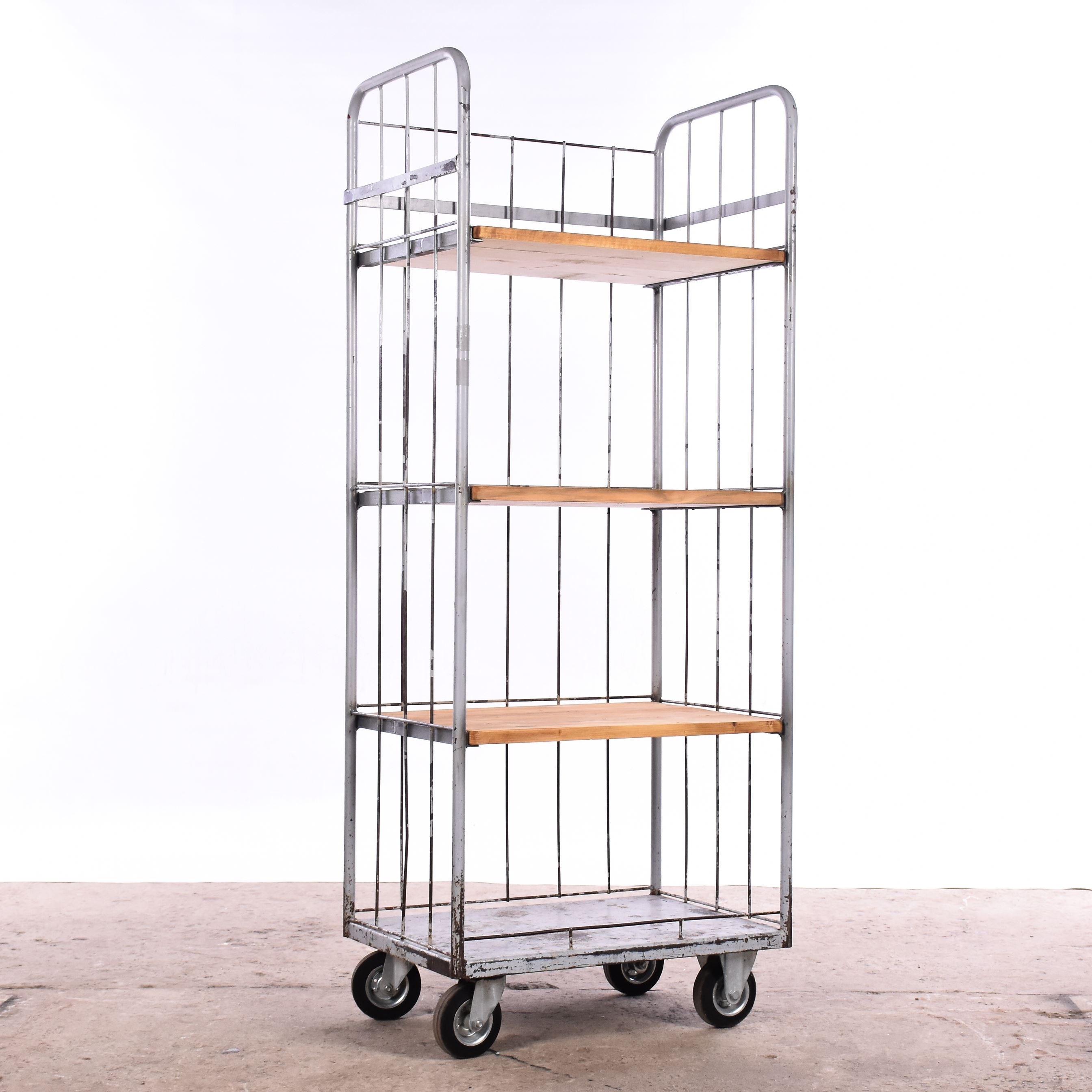 Bekijk Vintage Rolstelling / Rolcontainer | Oud Winkelrek| Industriele ...