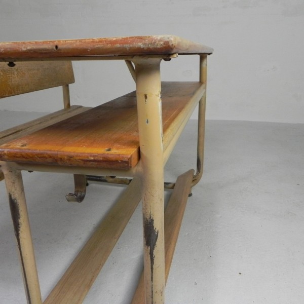 Bekijk Industriele 2 Persoons Schoolbank, Jaren 50 op Reliving 🤩
