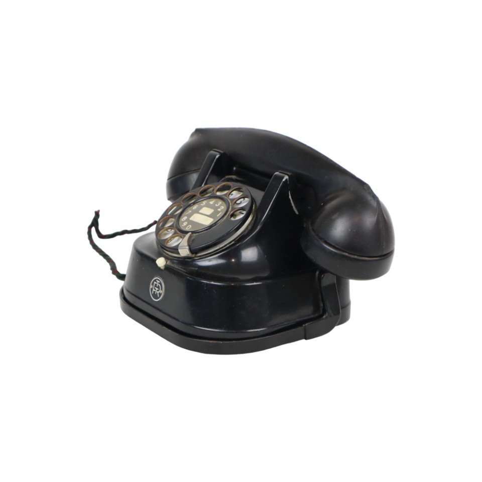 Bekijk Oude Telefoon Met Draaischijf Zwart Metaal Bakeliet Rtt 1965 op ...