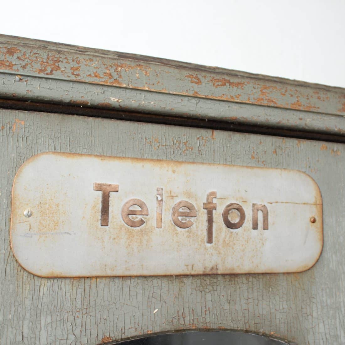 Bekijk Oude Telefooncel Uit Oost-Duitsland op Reliving