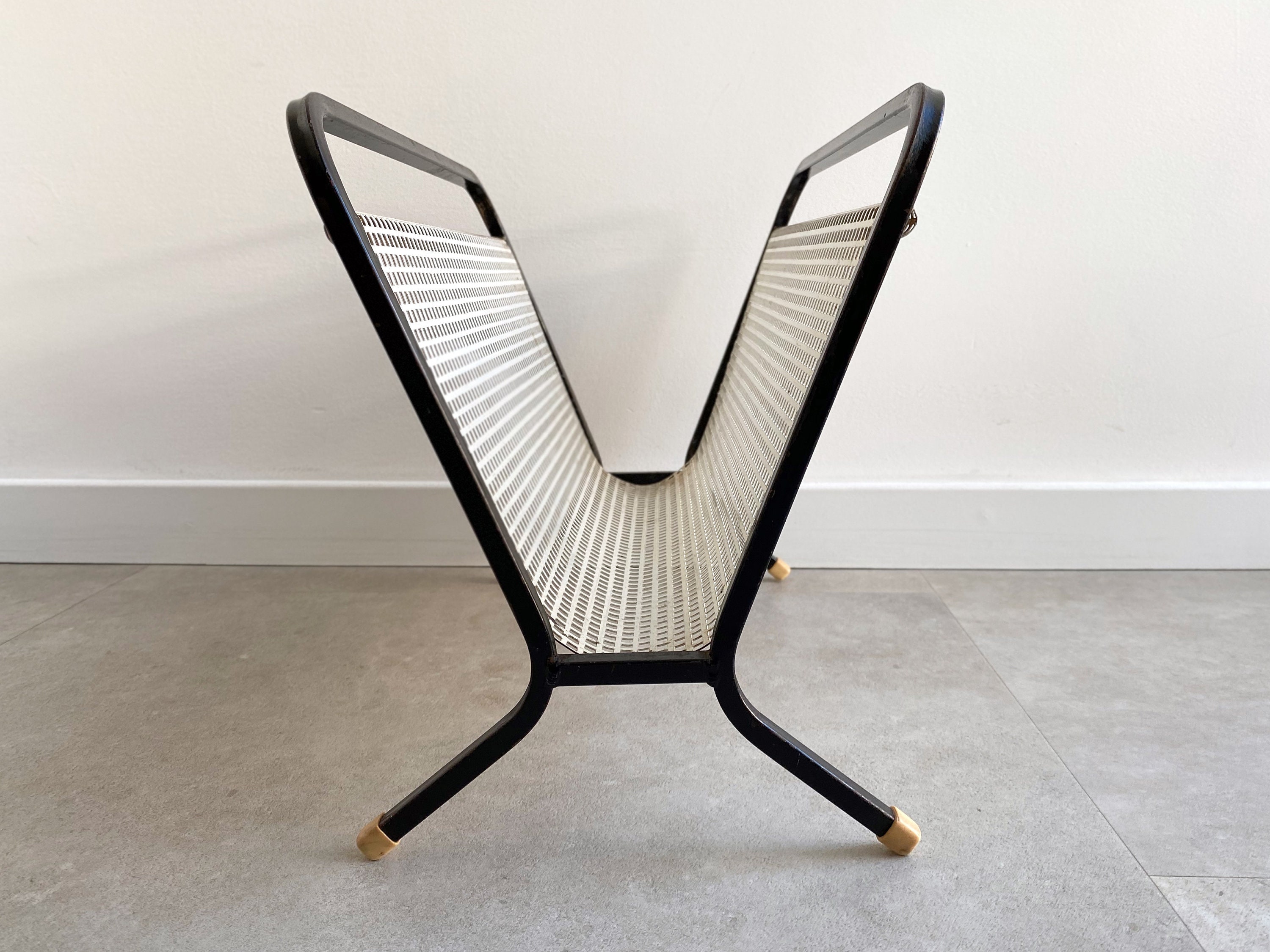 Bekijk Vintage Geperforeerd Metalen Tijdschriftenrek / Krantenmand ...