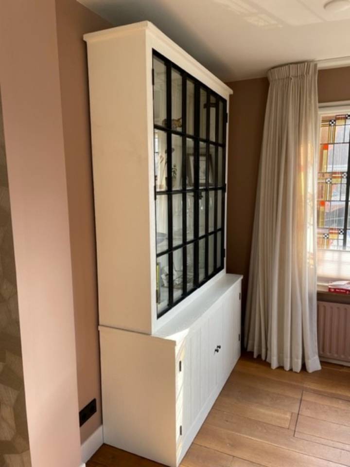 Bekijk Witte Buffetkast Met Gietijzeren Deuren op Reliving 🤩