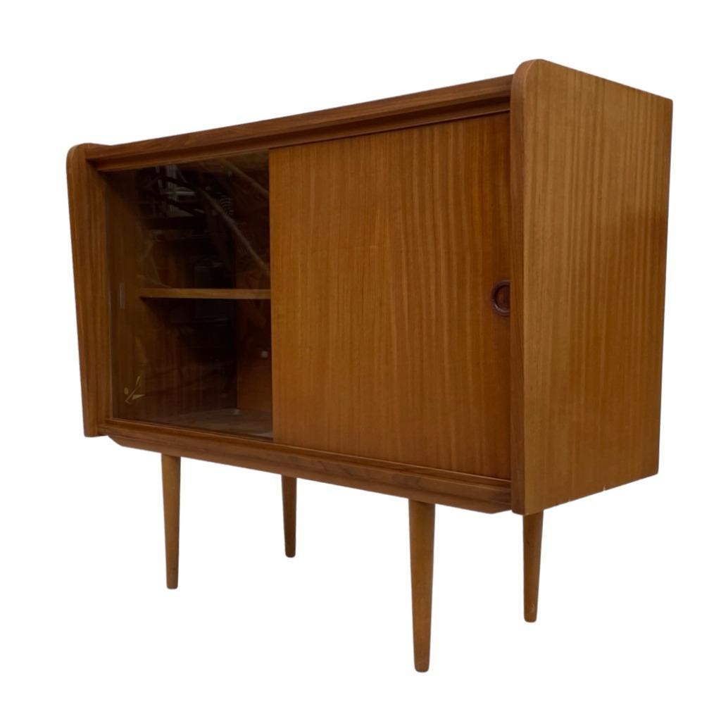 Bekijk Vintage Kastje Compact Dressoir Jaren 60 Teak Fineer op Reliving