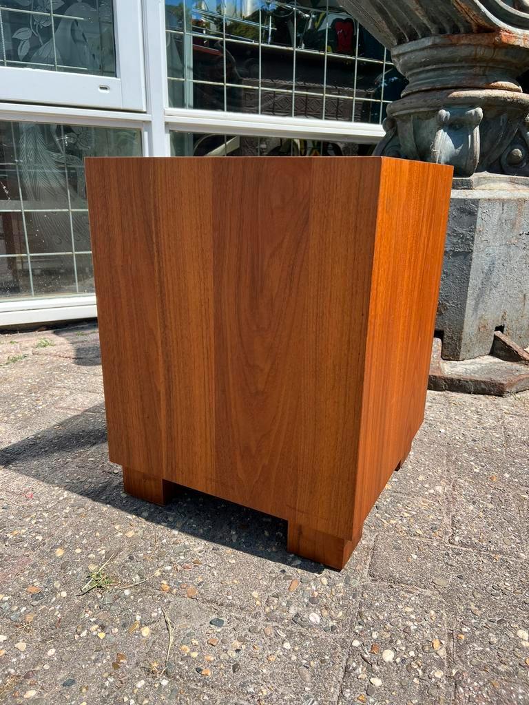 Bekijk Notenhouten Kubus/ Bijzettafel op Reliving