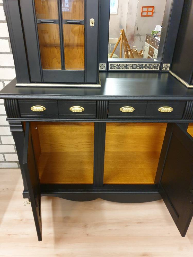 Bekijk Buffetkast In Zwart Met Goud Oosterse Patronen~Wandkast op Reliving