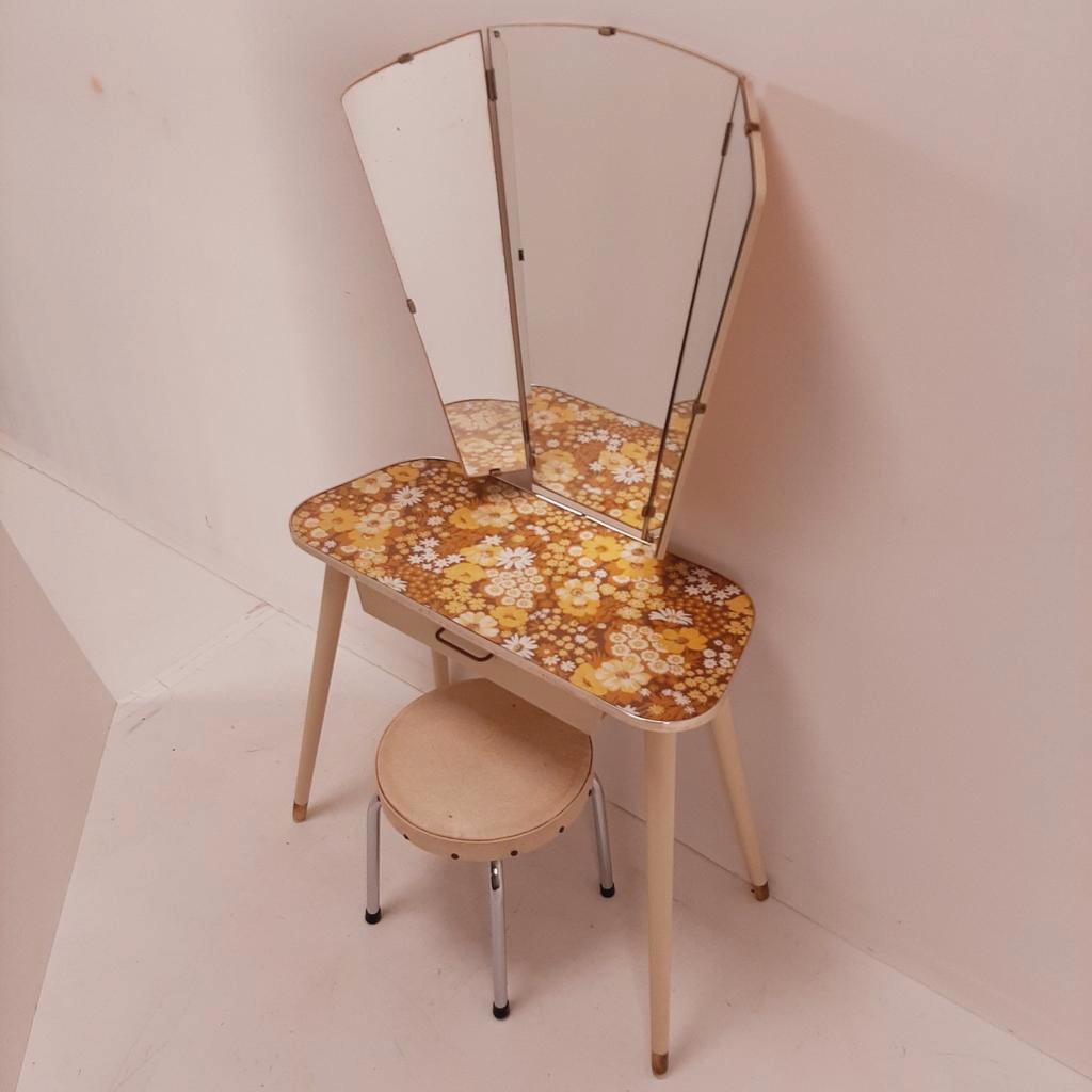 Bekijk Vintage Kaptafeltje Jaren 60, Retro Make Up Tafel Met Krukje op ...