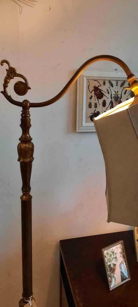 Bekijk Vintage Staande Lamp, Leren Kap, Messing Voet, Schemerlamp op ...