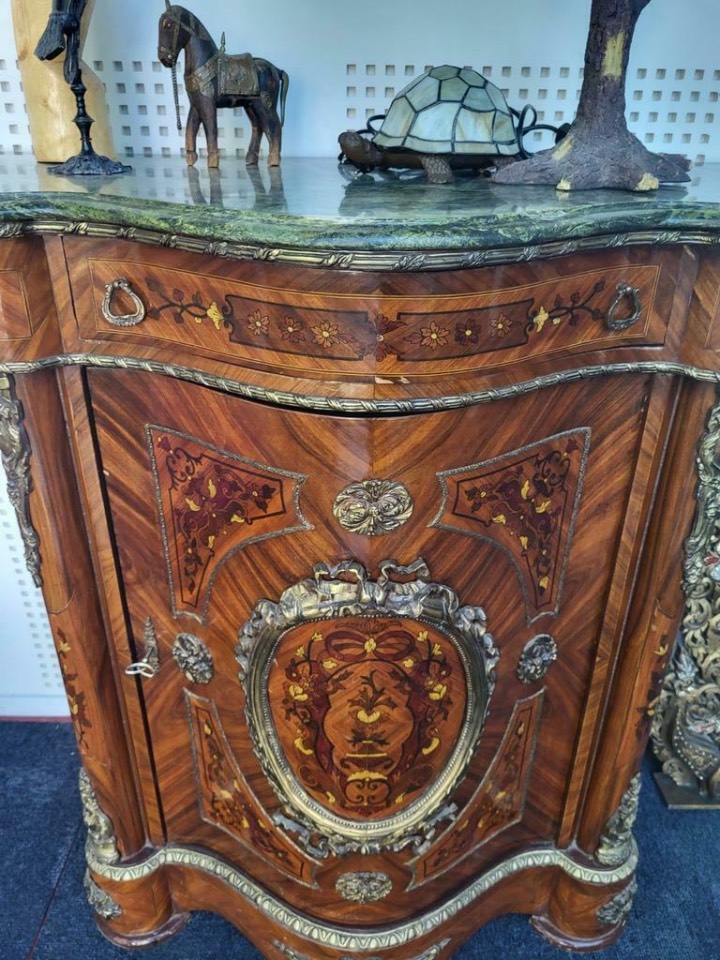 Bekijk Rococco Barok Kast Met Marmeren Blad & Koperen Details op Reliving