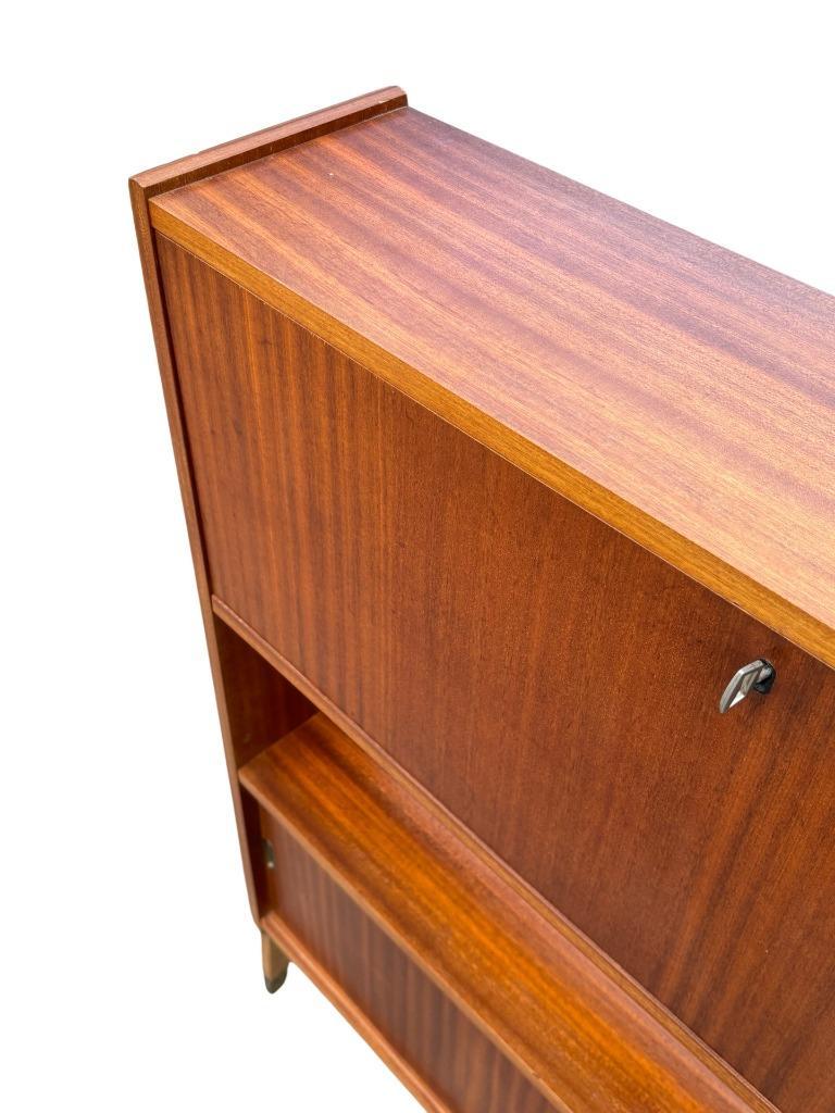 Bekijk Vintage Wandmeubel Wandkast Jaren 60 Teak Fineer op Reliving