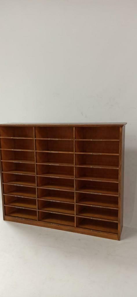 Bekijk Vintage Houten Postsorteer Postvakjes Kast Wandmeubel op Reliving