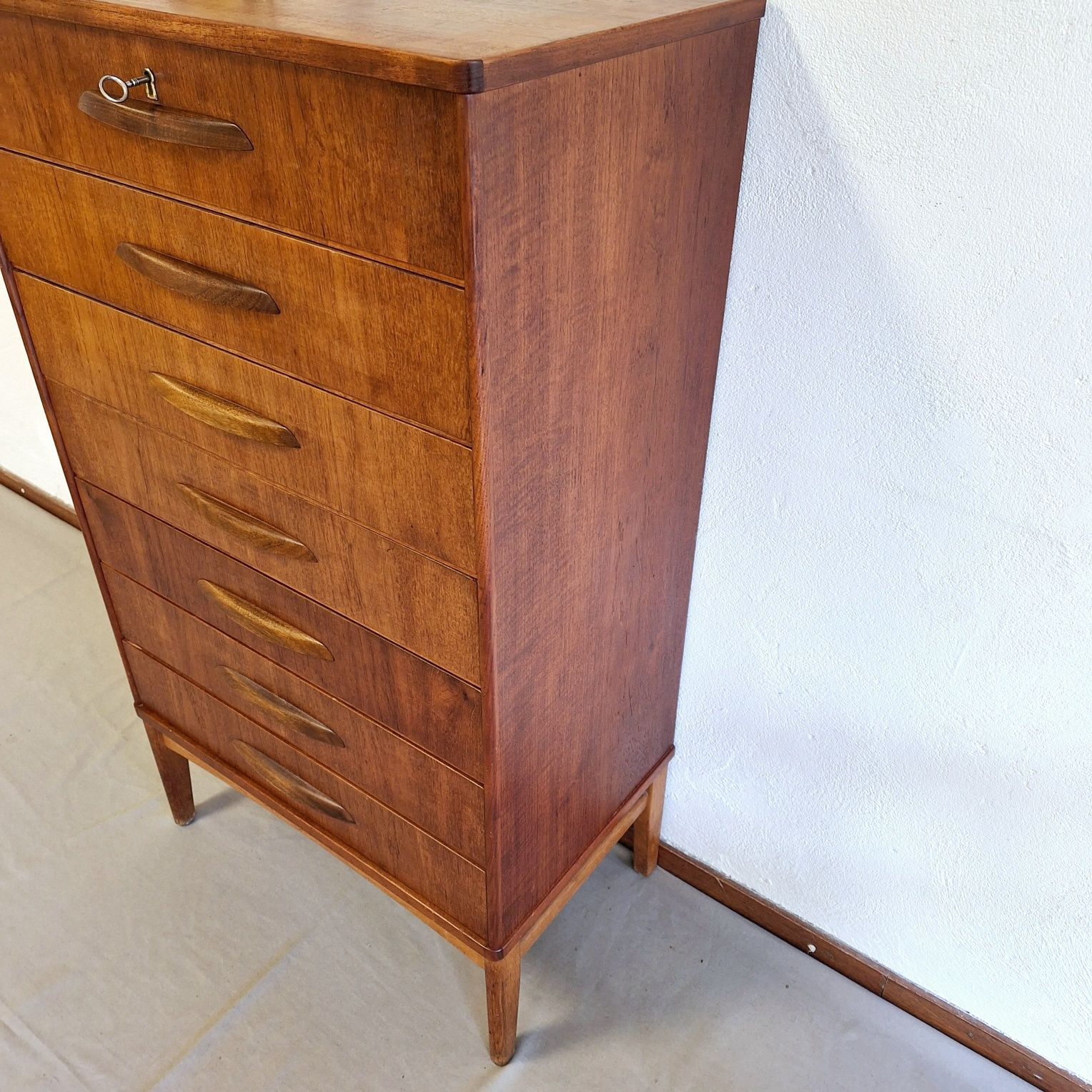 Bekijk Grote Deense Ladekast. Ladekast Tall op Reliving 🤩