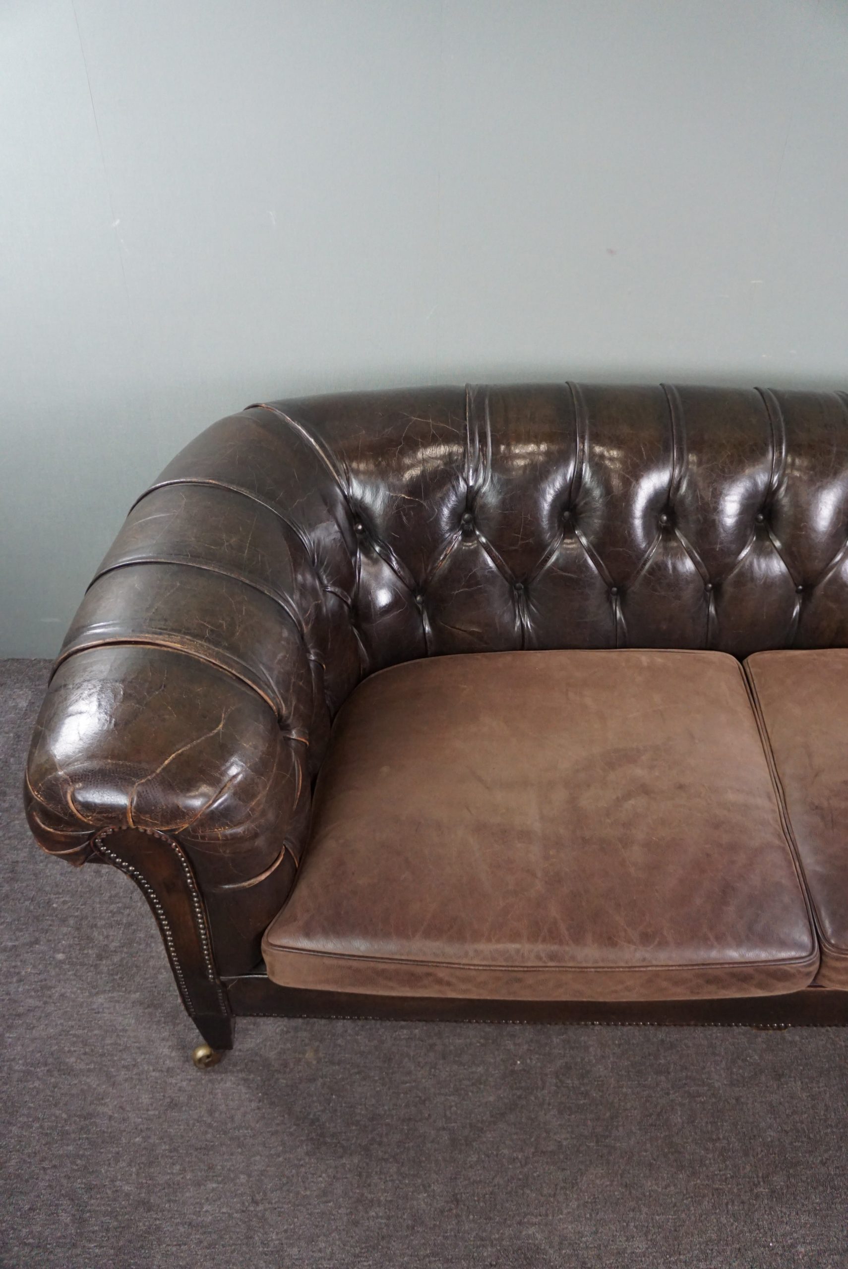 Bekijk Antieke Chesterfield Bank Vol Allure, 2,5 Zits op Reliving