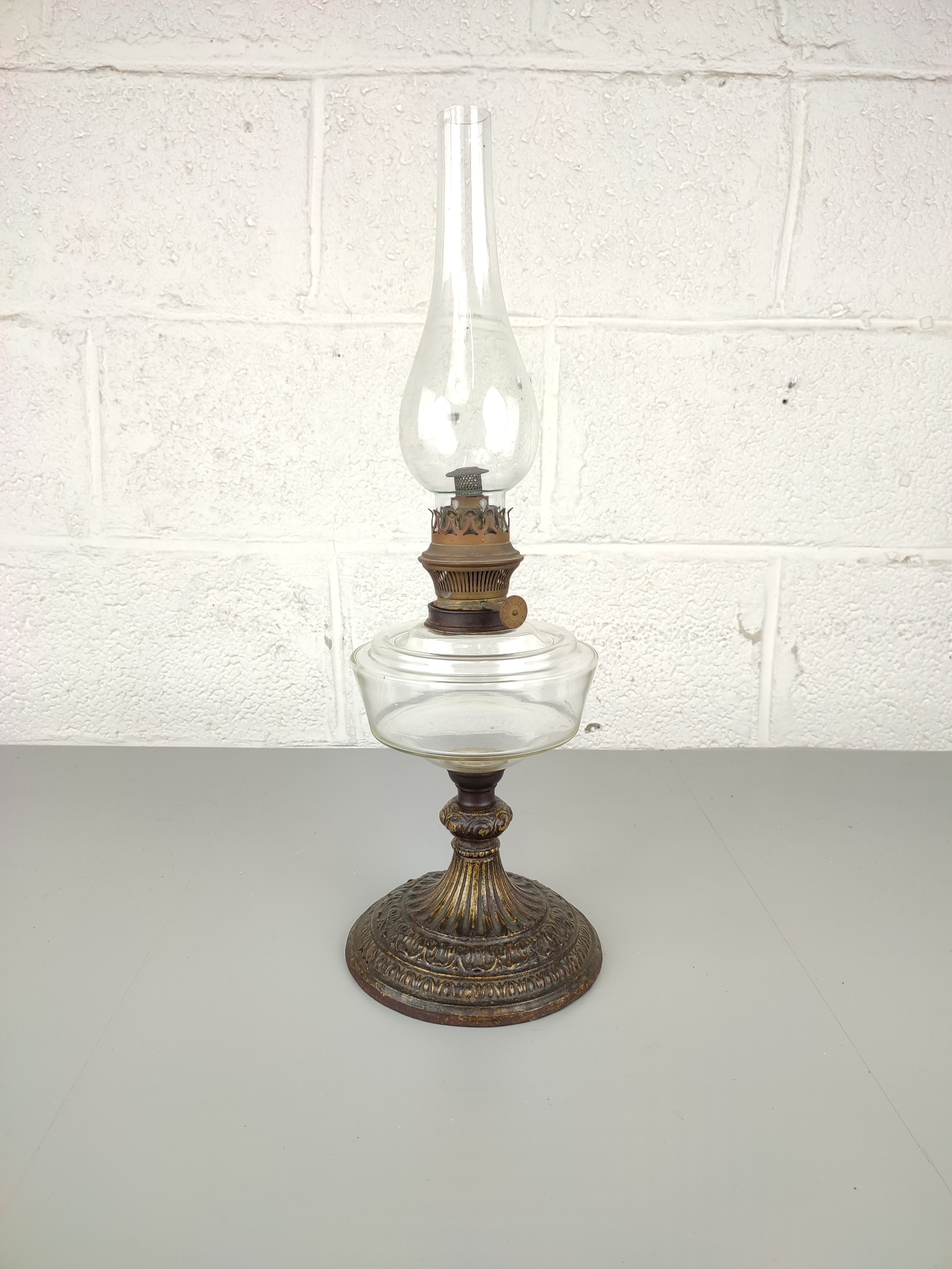 Bekijk Glazen Olielamp Met Gietijzeren Voet op Reliving