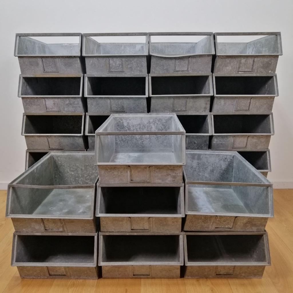 Bekijk Vintage Industriële Stapelbakken, Zinken Bakken, Kisten Prijs ...