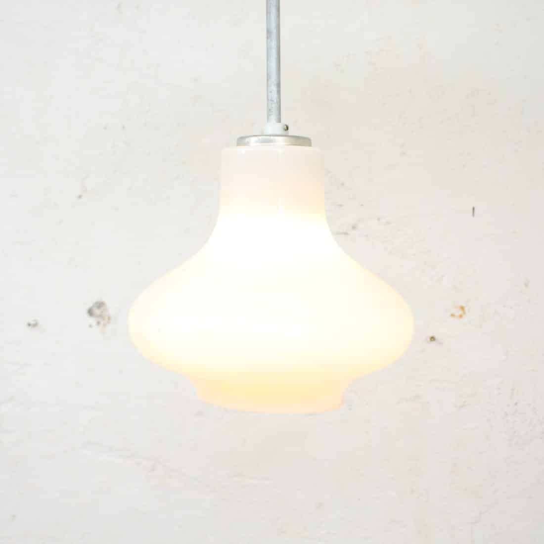 Bekijk Mid-Century Melkglas Plafondlamp op Reliving