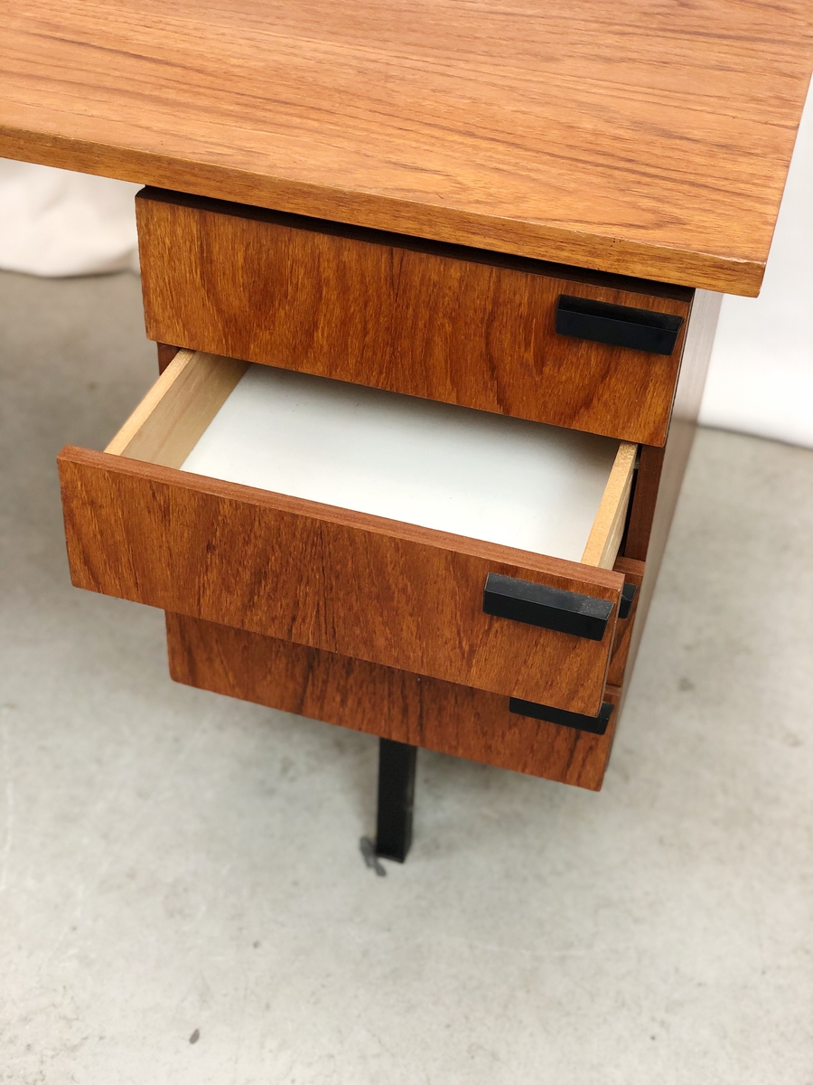 Bekijk Houten Vintage Bureau - Scandinavisch Design op Reliving