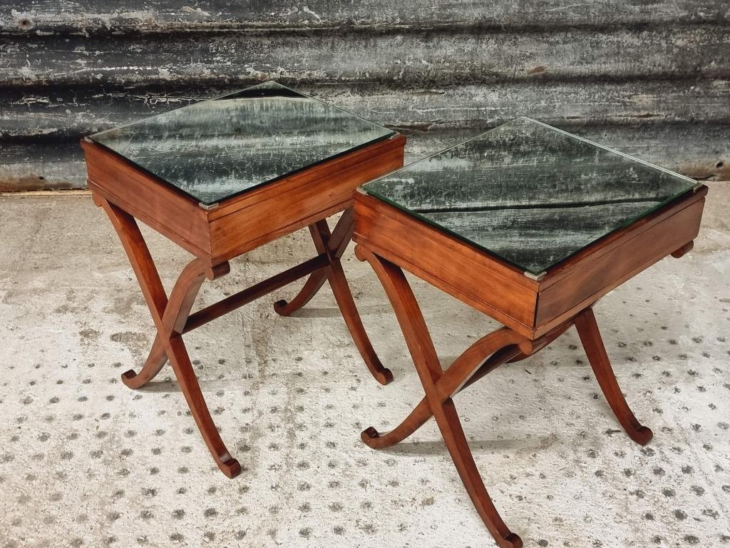 Bekijk Vintage Set Design Nachtkastjes Sidetables Mahonie op Reliving