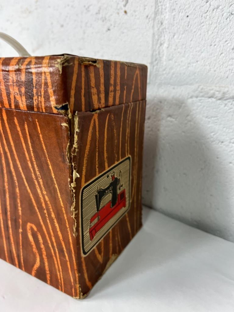 Bekijk Vintage Speelgoed: Naaimachine 3Mu Ussr op Reliving