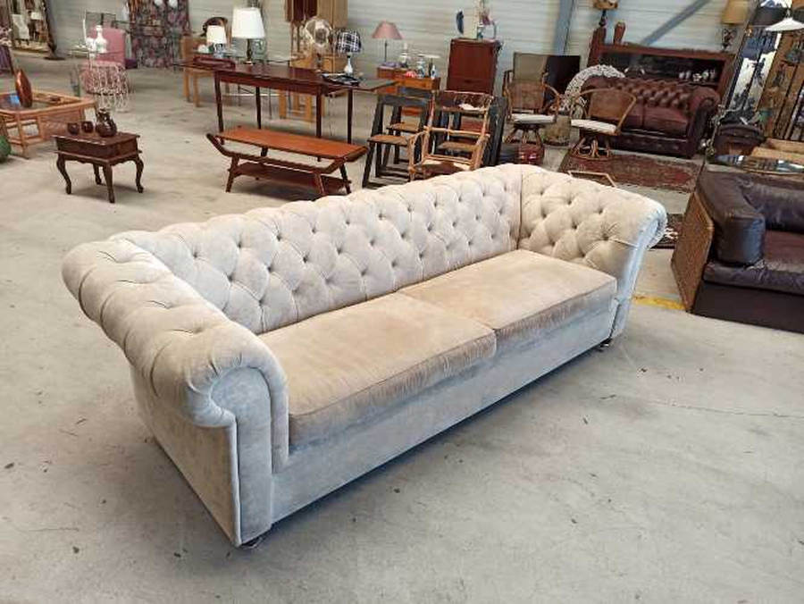 Bekijk Vintage Fluwelen Chesterfield Bank, 3 Zits, 240 Cm op Reliving