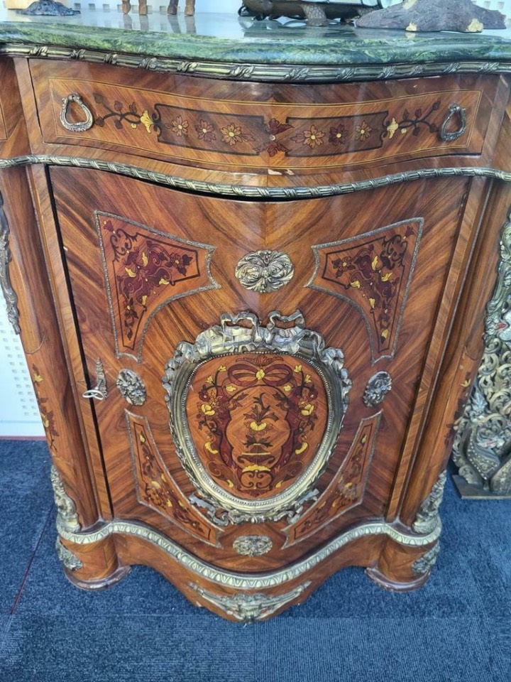 Bekijk Rococco Barok Kast Met Marmeren Blad & Koperen Details op Reliving