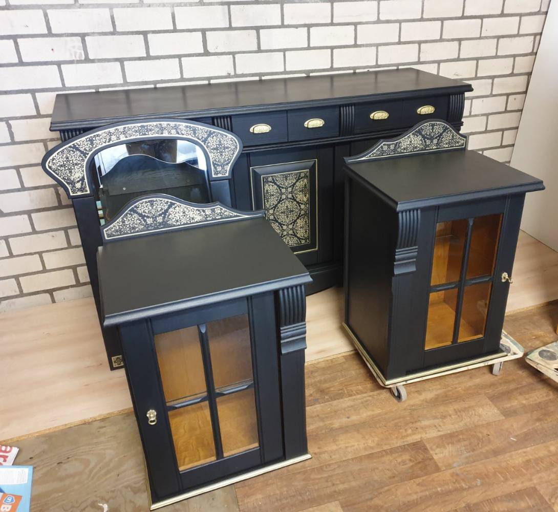 Bekijk Buffetkast In Zwart Met Goud Oosterse Patronen~Wandkast op Reliving