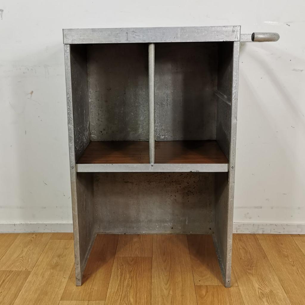Bekijk Vintage Industriële Metalen Kast, Nachtkastje, Badkamerkast op ...