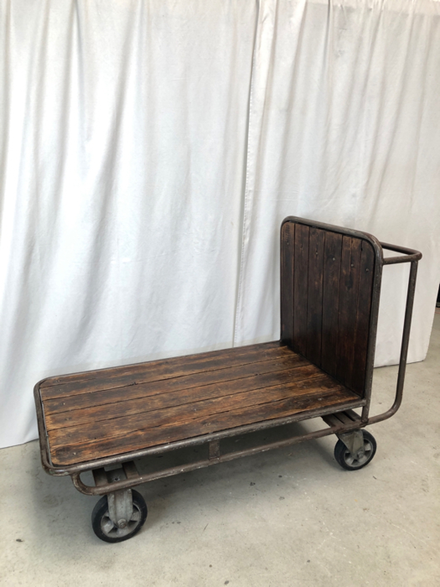 Bekijk Oude Heavyduty Marktkar / Dressoir op Reliving