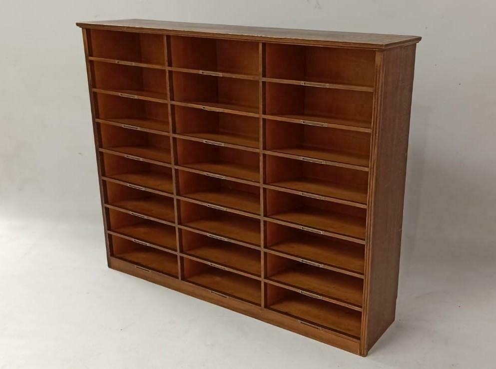 Bekijk Vintage Houten Postsorteer Postvakjes Kast Wandmeubel op Reliving